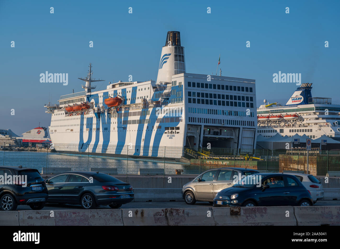 Il traghetto GNV Azzurra di imbarcarsi in Bari, Italia Foto stock - Alamy