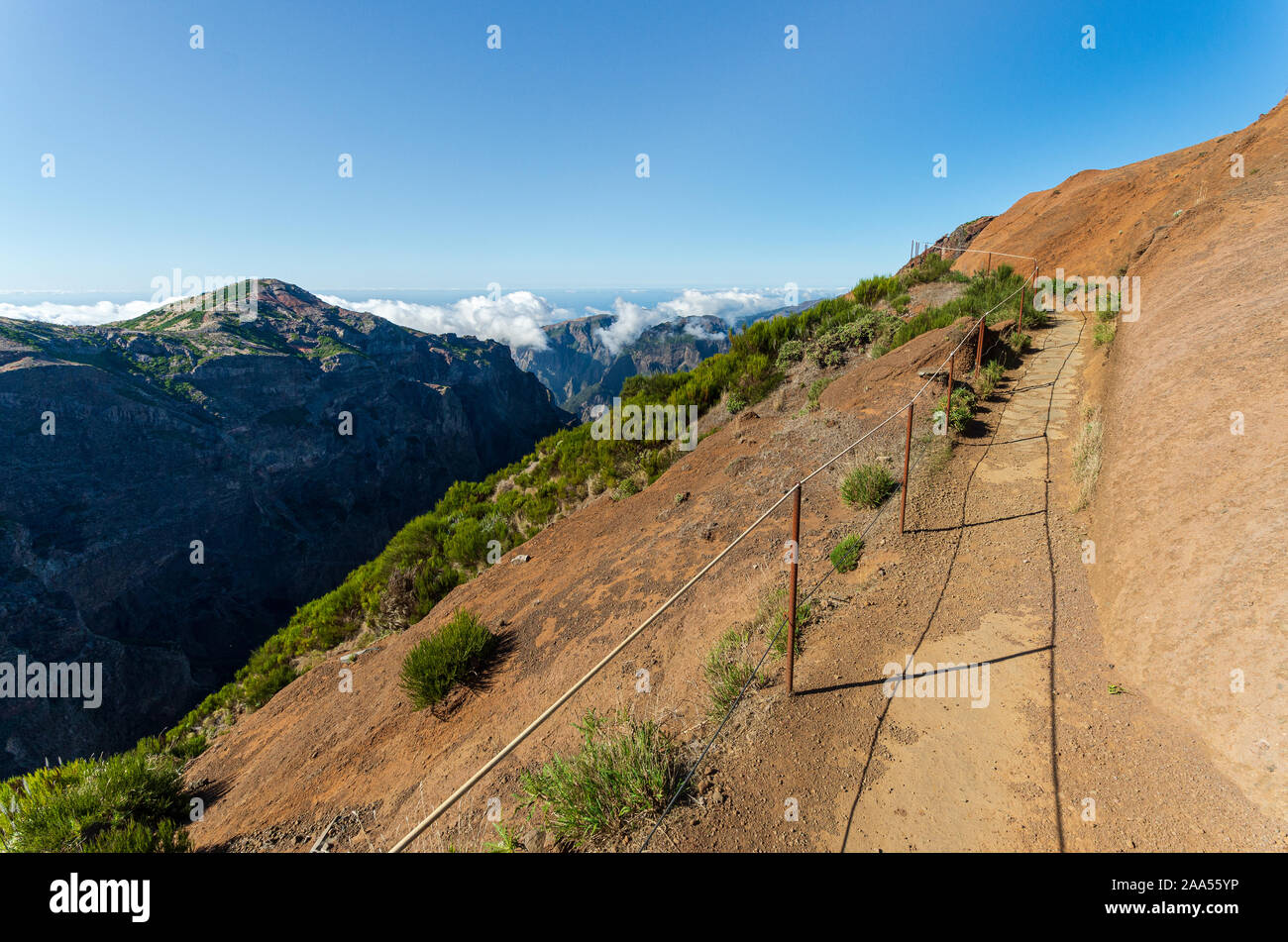Sentiero escursionistico il passaggio dalla montagna Pico Arieiro a ...