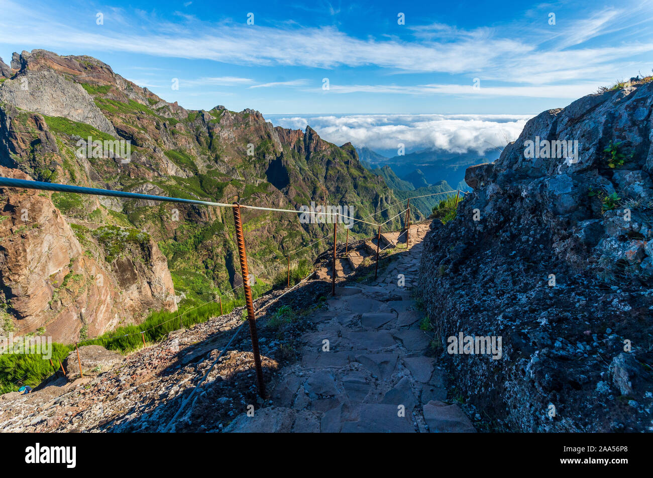 Sentiero escursionistico il passaggio dalla montagna Pico Arieiro a ...