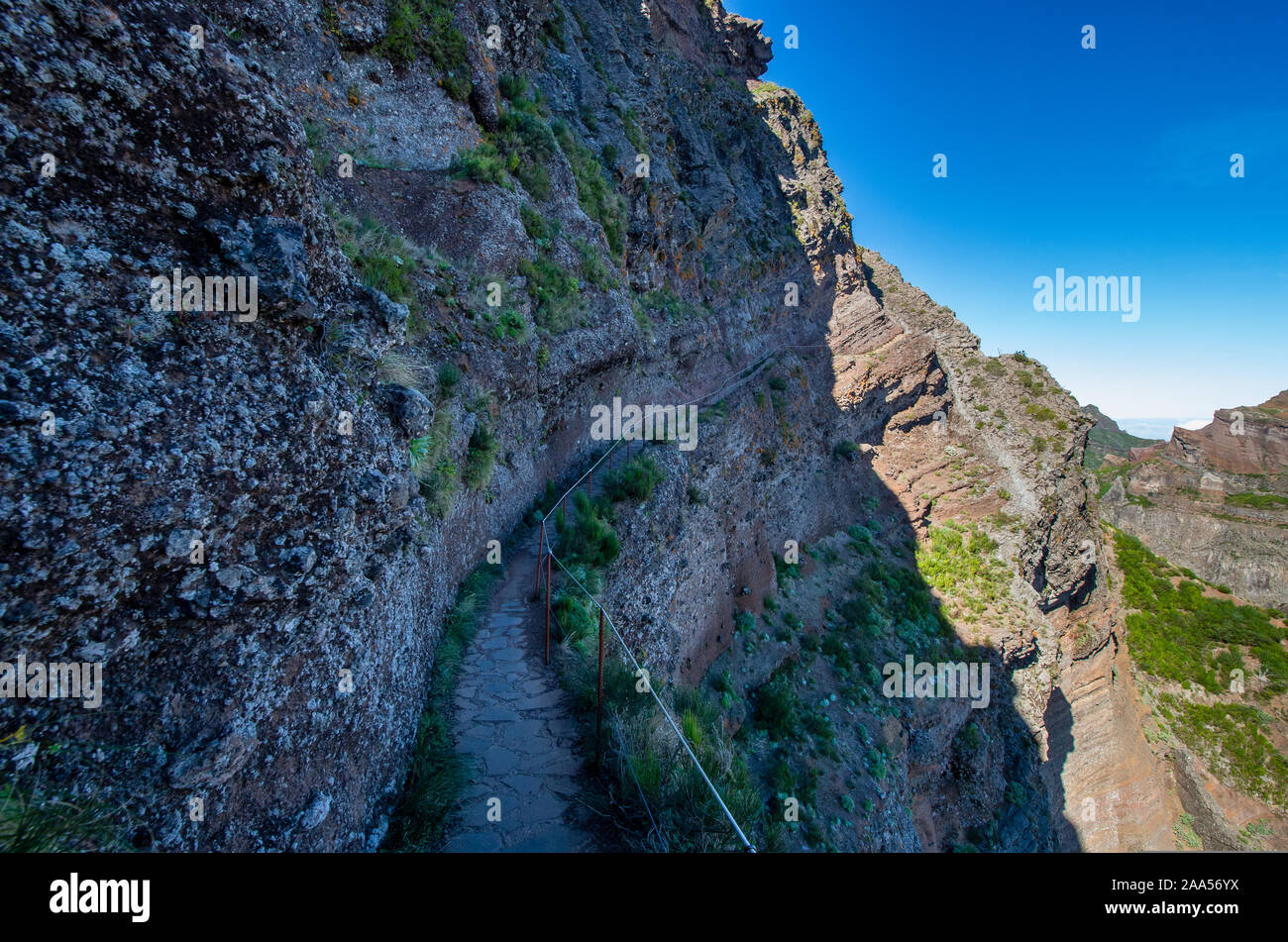 Sentiero escursionistico il passaggio dalla montagna Pico Arieiro a ...