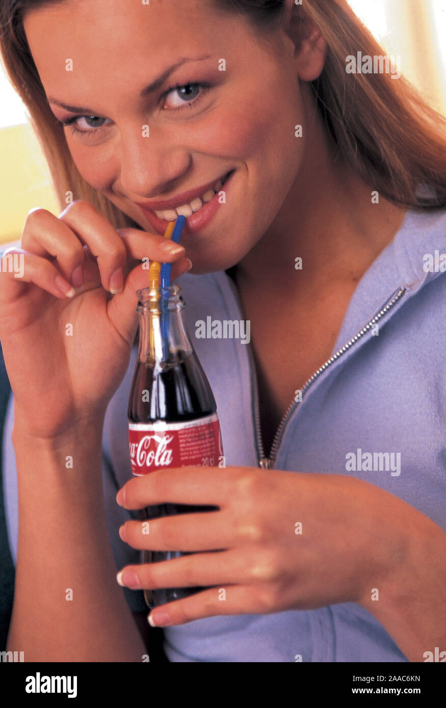Donne che bevono coca cola immagini e fotografie stock ad alta ...