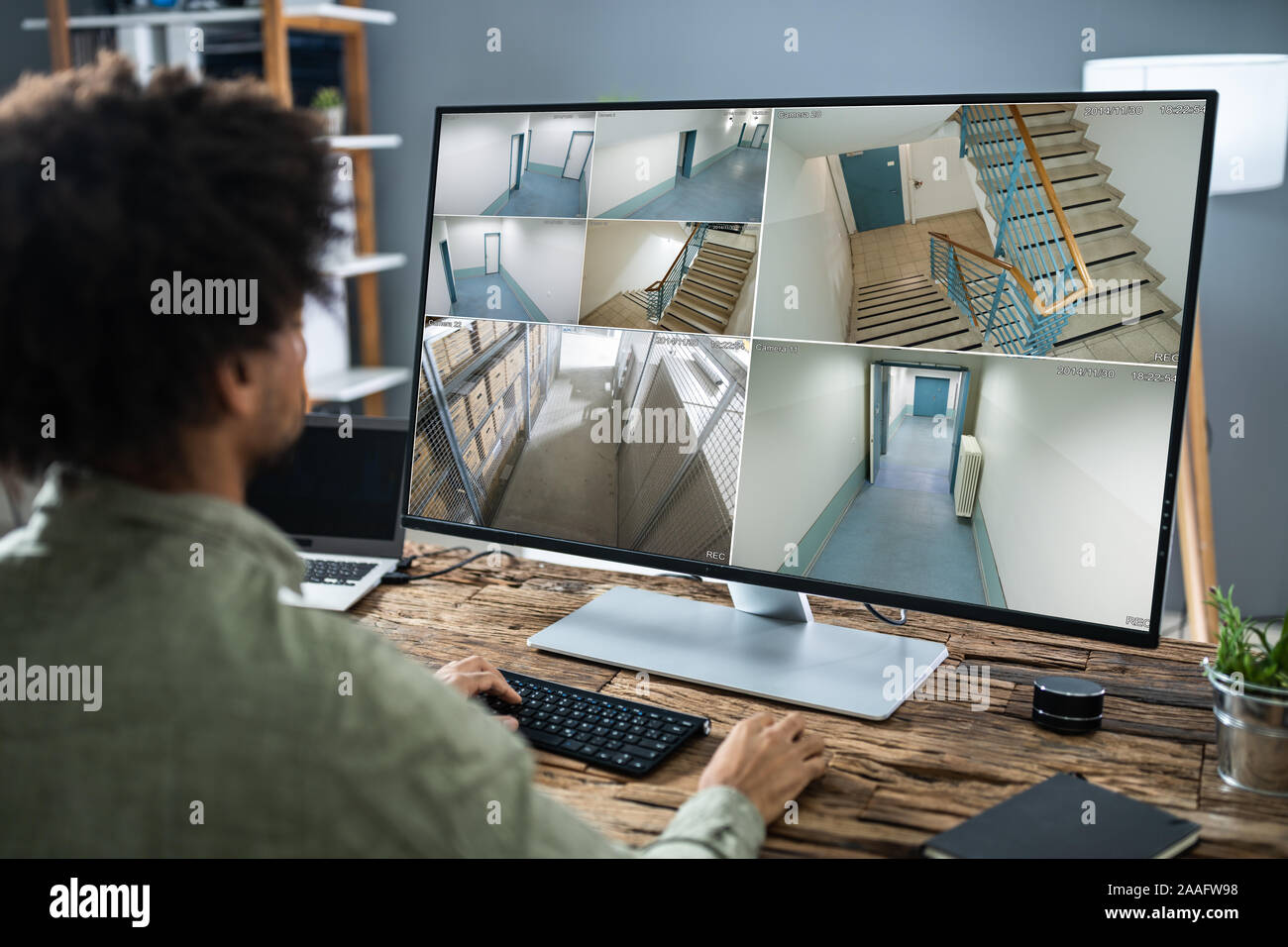 Guardando lcd immagini e fotografie stock ad alta risoluzione - Alamy
