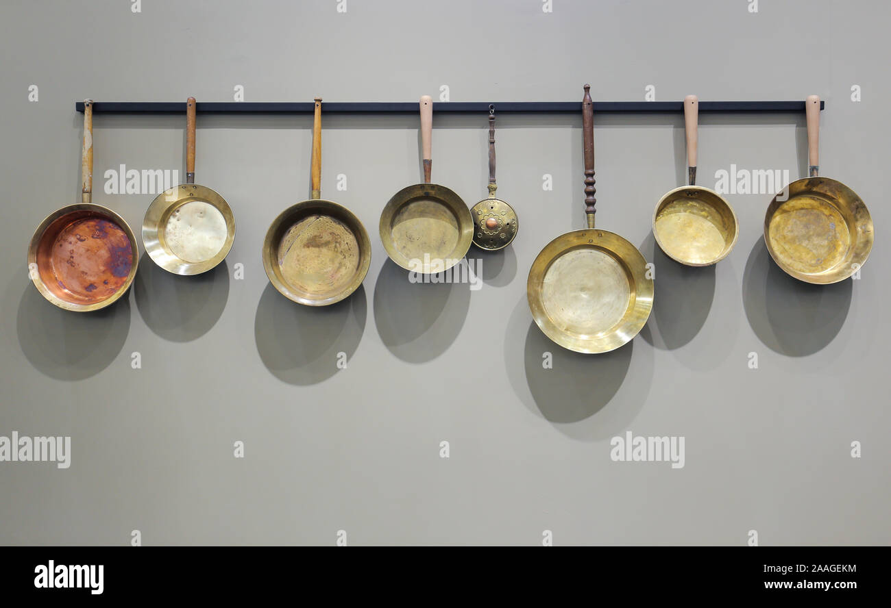 Padelle appese in cucina immagini e fotografie stock ad alta ...