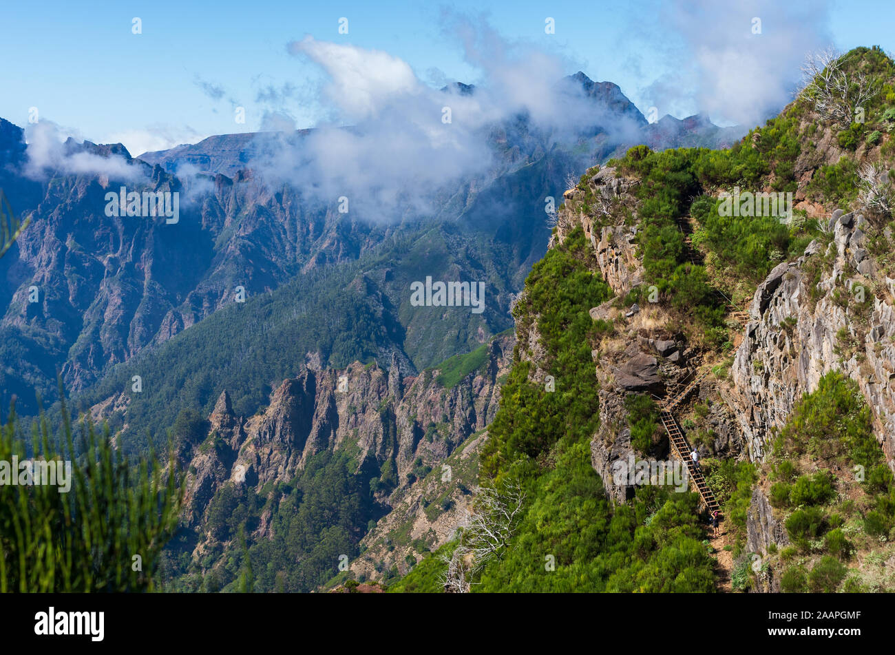 Sentiero escursionistico il passaggio dalla montagna Pico Arieiro a ...