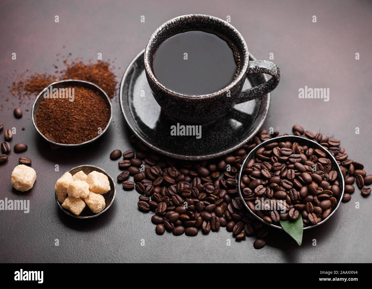 Tazza di crudo fresco caffè organico con i fagioli e la massa di ...