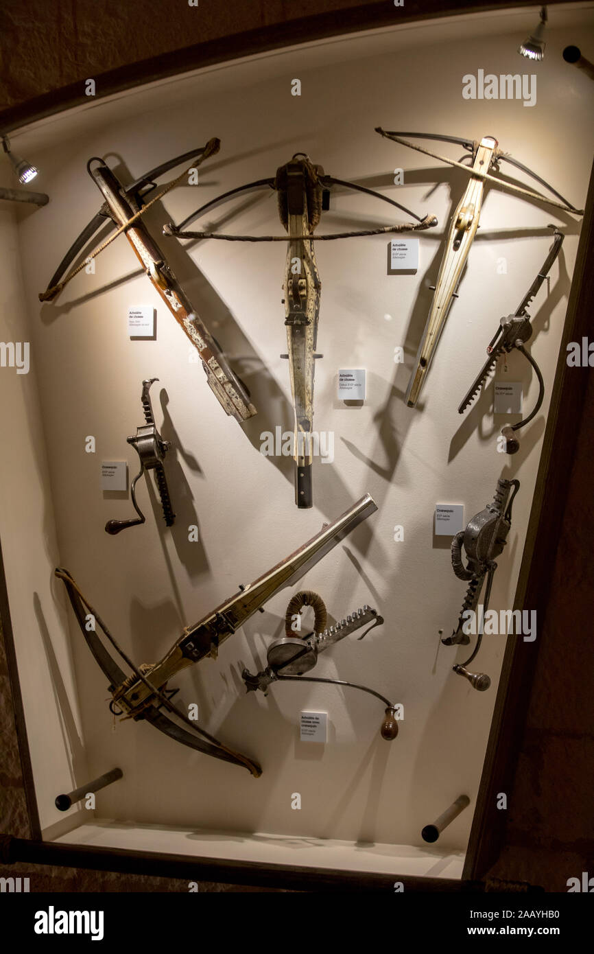 Castelnaud, Dordogne, Francia - 7 Settembre 2018: antichi balestre ...