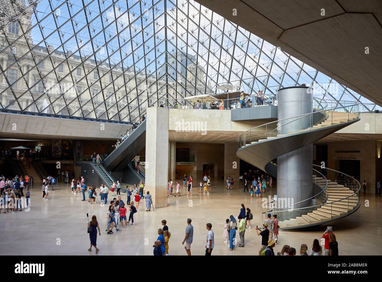 Piramide del louvre immagini e fotografie stock ad alta risoluzione - Alamy