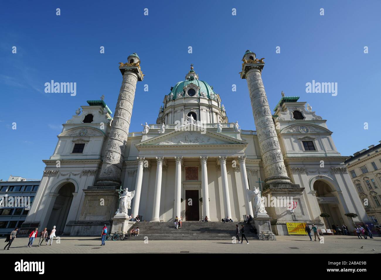 Karlskirche una chiesa barocca sul lato sud di karlsplatz immagini e ...