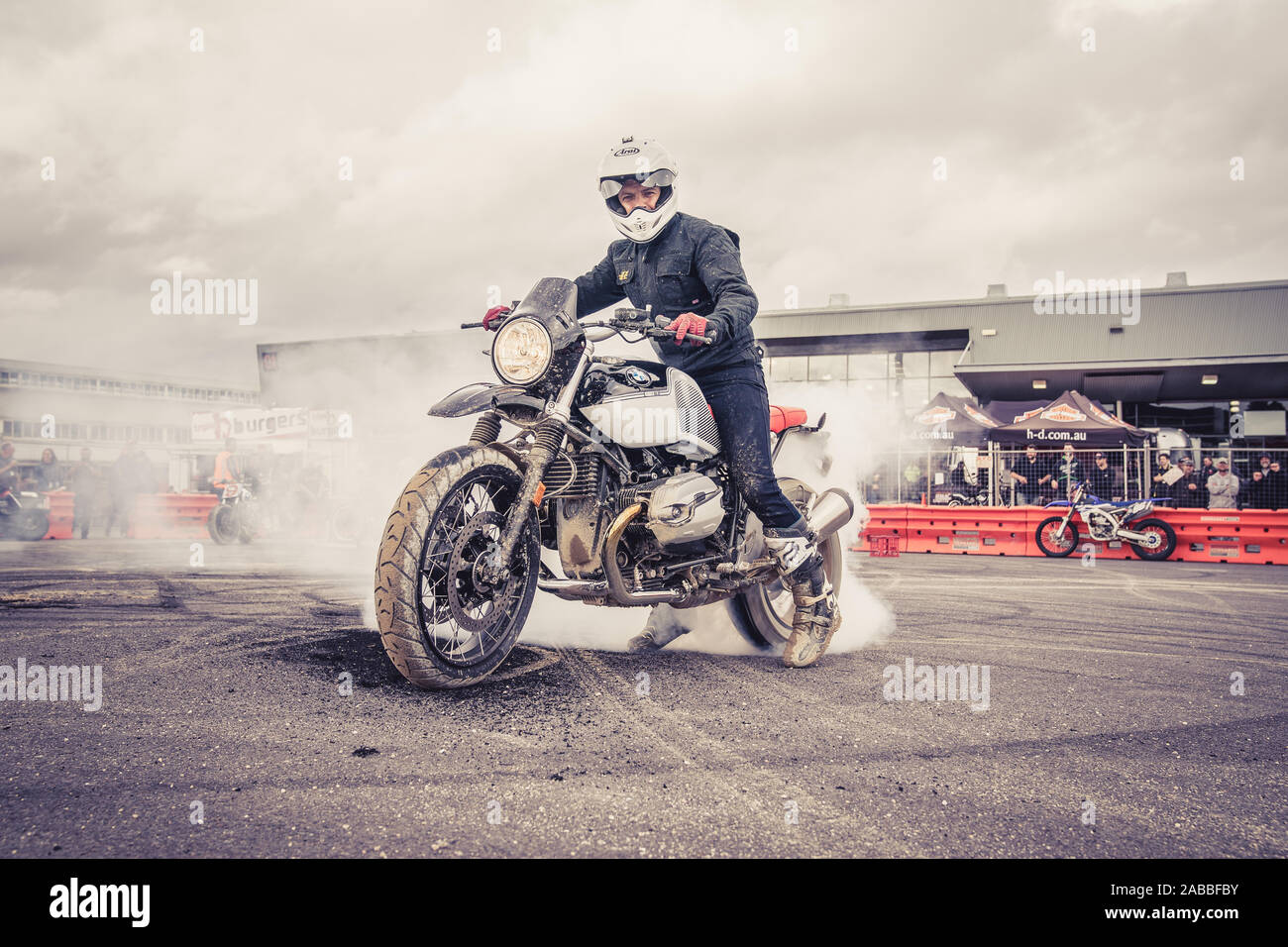 Motorcycle burnout immagini e fotografie stock ad alta risoluzione - Alamy