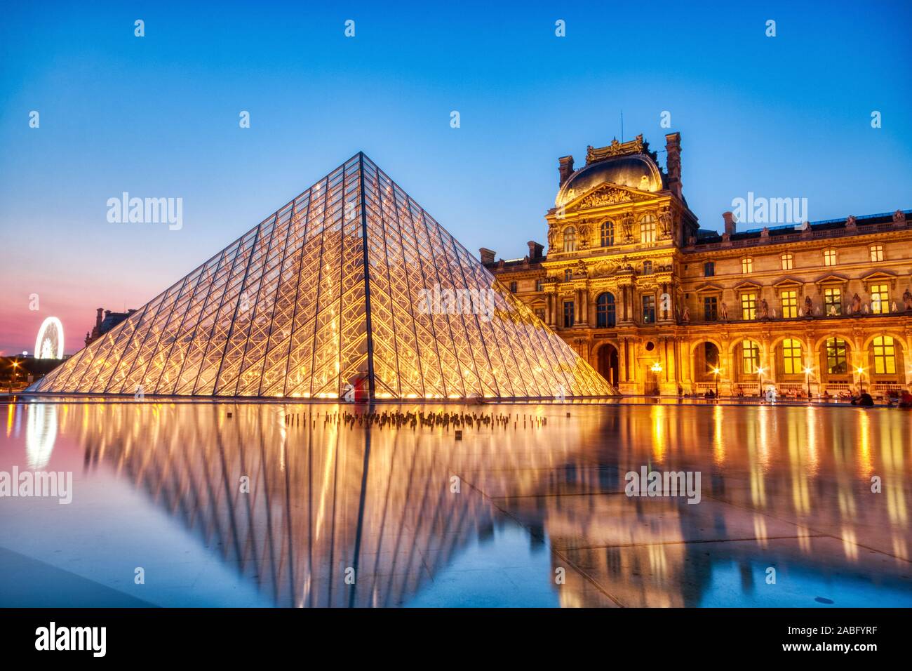 Piramide Notte Parigi Francia Immagini e Fotos Stock - Alamy