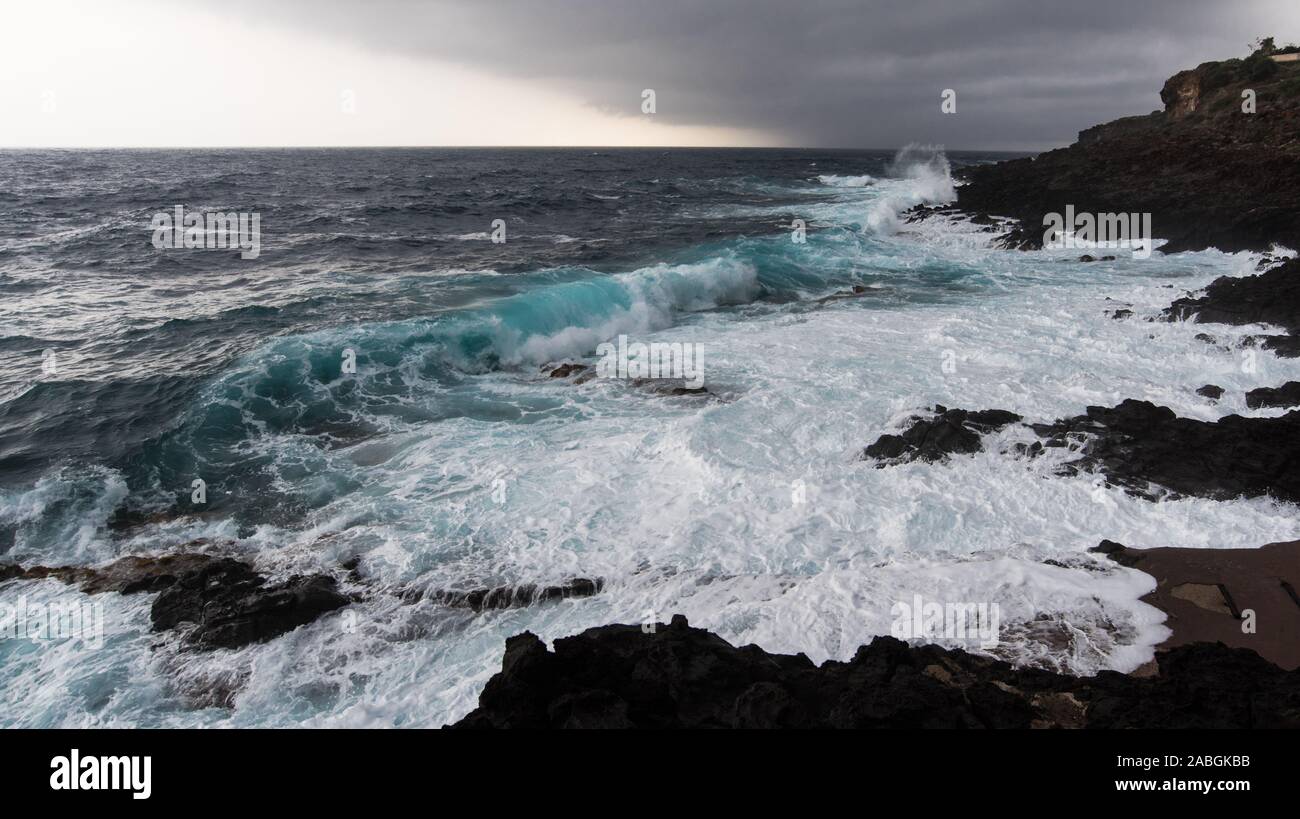 Mare in tempesta onde mareggiata scogli immagini e fotografie stock ad ...