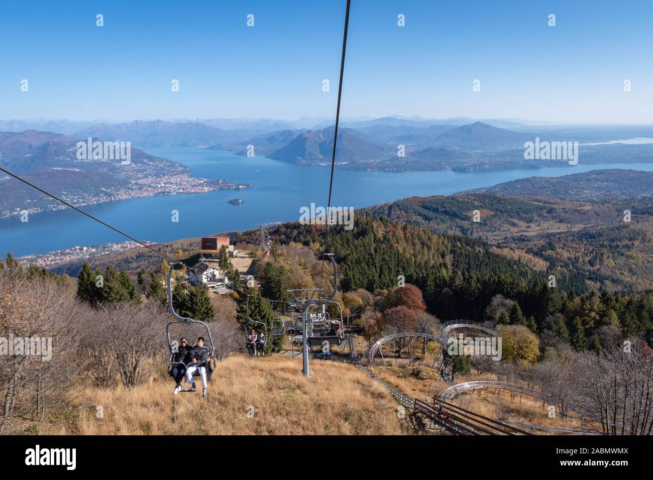 La funivia Stresa-Mottarone e il Lago Maggiore dalla posizione elevata ...