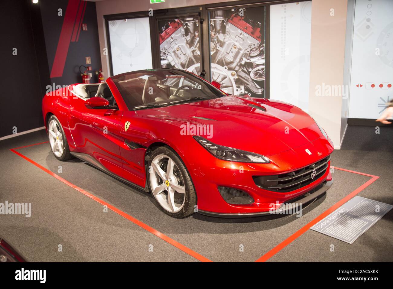 Red ferrari cabrio immagini e fotografie stock ad alta risoluzione - Alamy