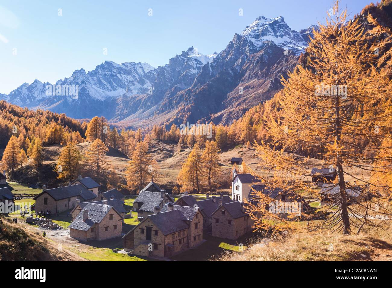 La piccola città di Crampiolo e monte Cervandone in un giorno di estate ...