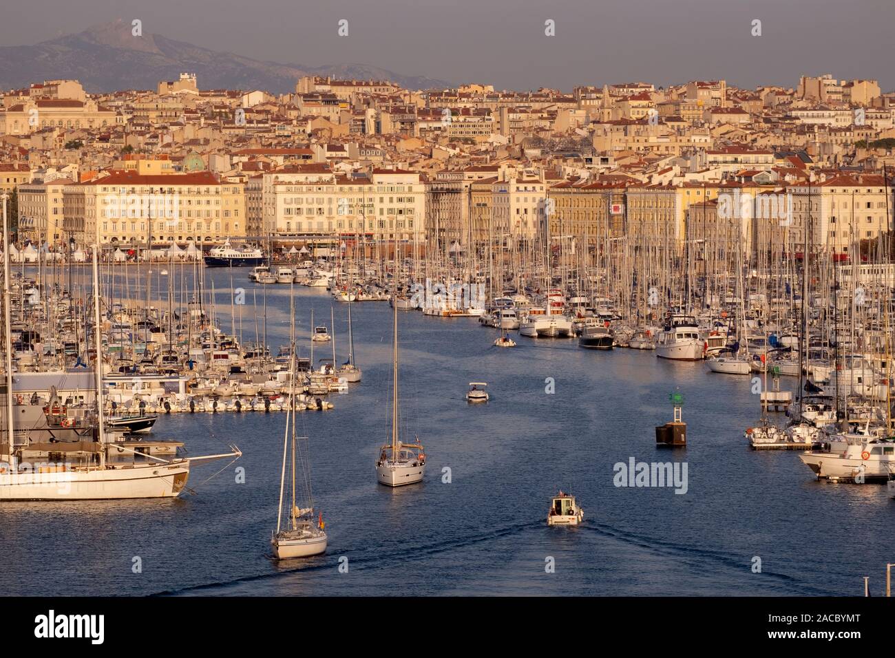 Marseille vieux port immagini e fotografie stock ad alta risoluzione ...