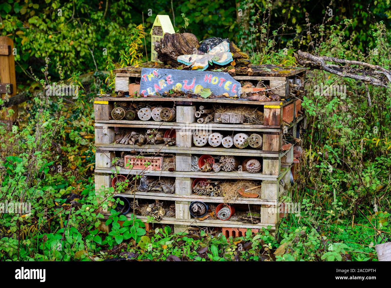 Un bug hotel fatta di pallet in legno e altri materiali in legno per ...