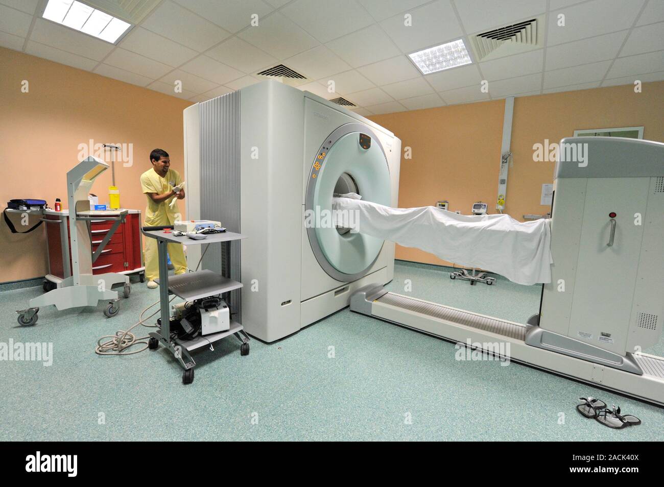 MRI scan. Radiologo con un imaging a risonanza magnetica (RM) scanner ...