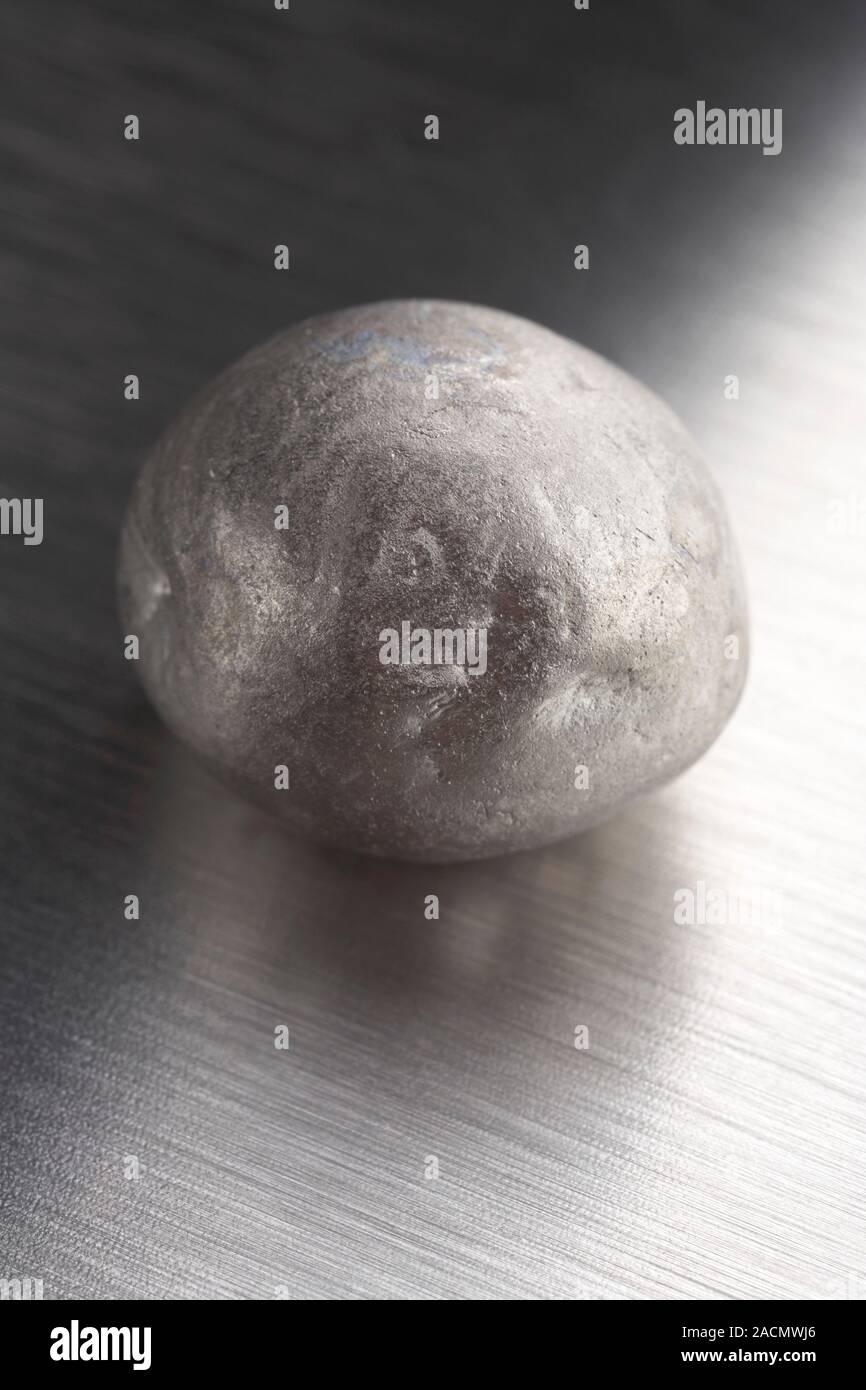 Il berillio. Campione di berillio (Da), un metallo alcalino terroso ...