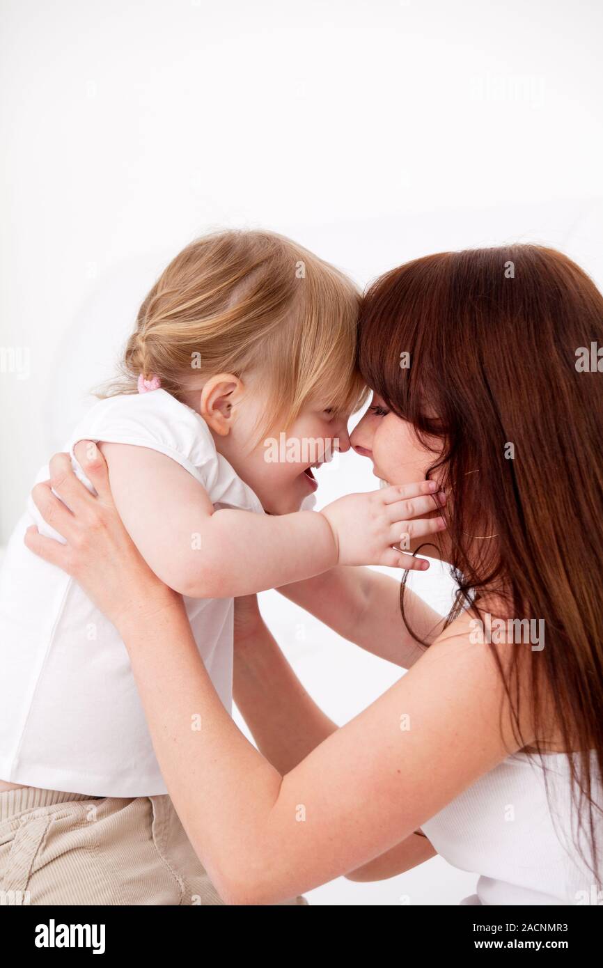 Figlia madre coccola immagini e fotografie stock ad alta risoluzione ...
