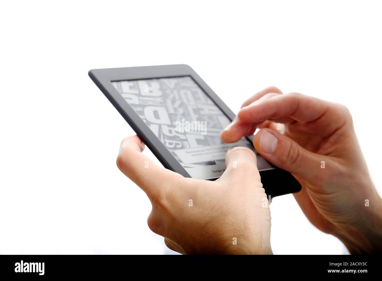Lettore di E-book. Close-up di una persona che utilizza un libro ...