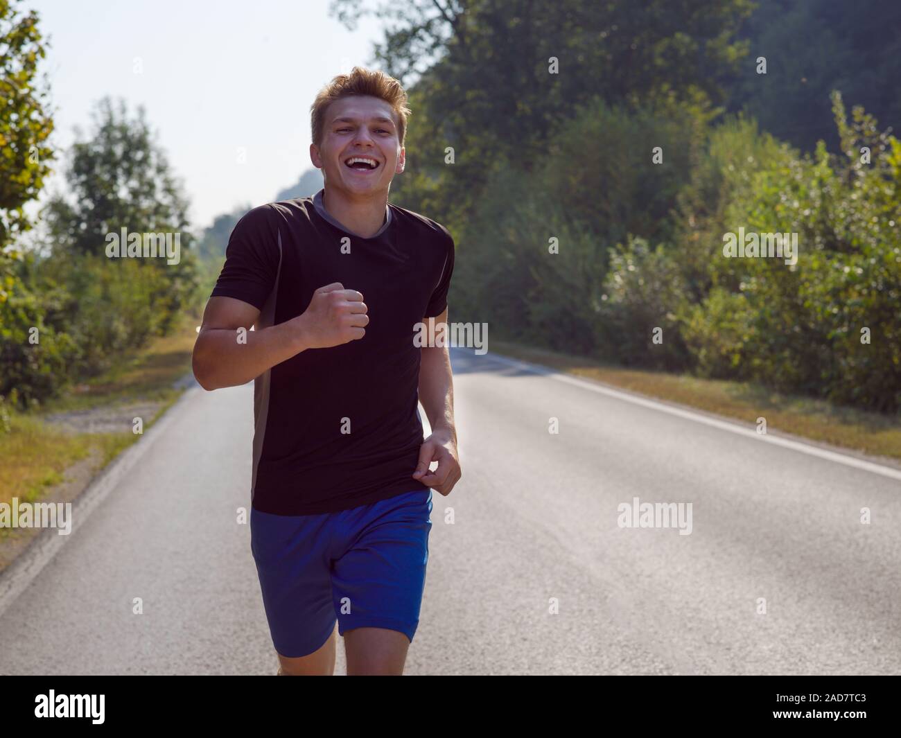 Uomo che corre lungo la strada rurale immagini e fotografie stock ad ...