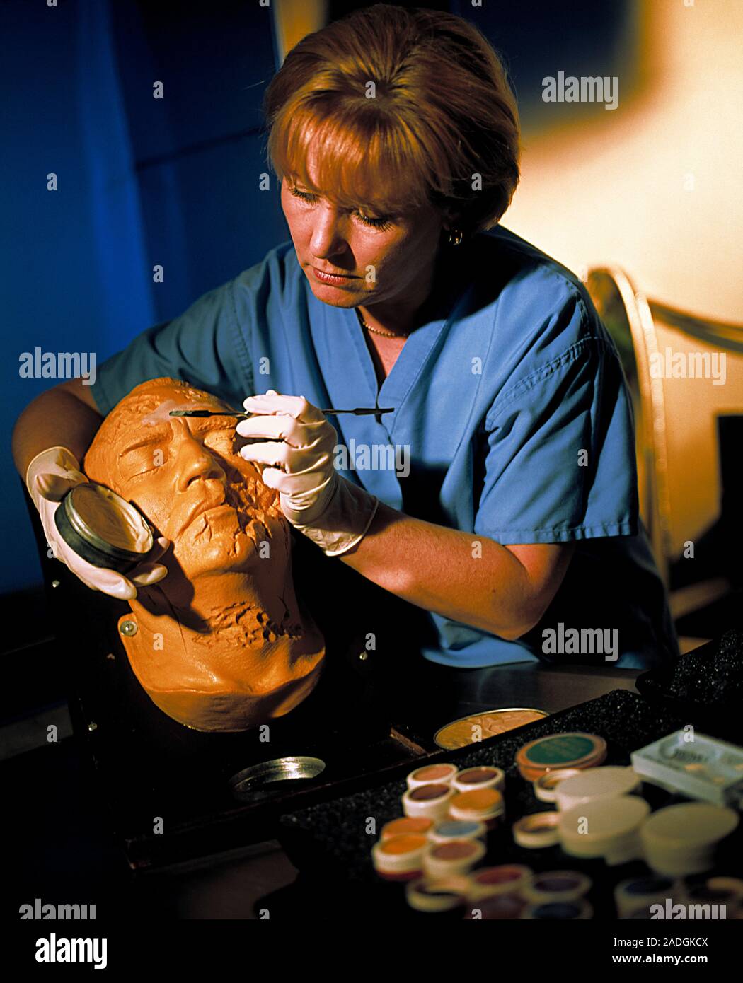 Ricostruzione forense di una testa. Patologo forense lavorando su un ...