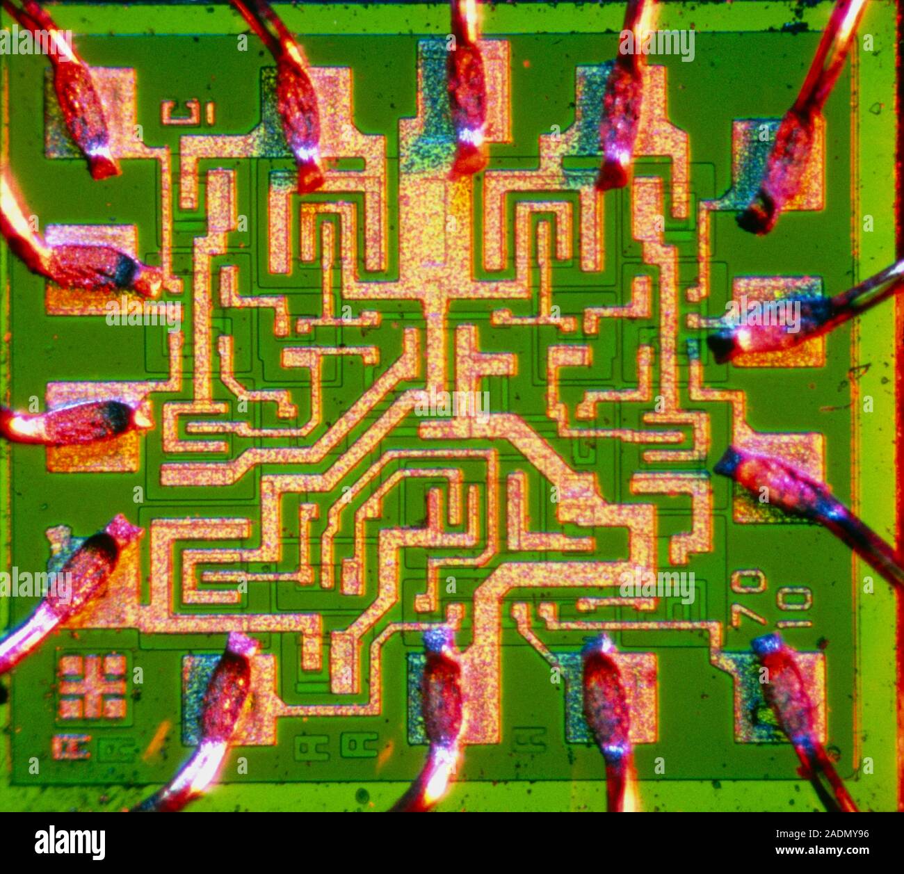 Micrografia luce della superficie di un 7410 TTL logic chip mostrante ...