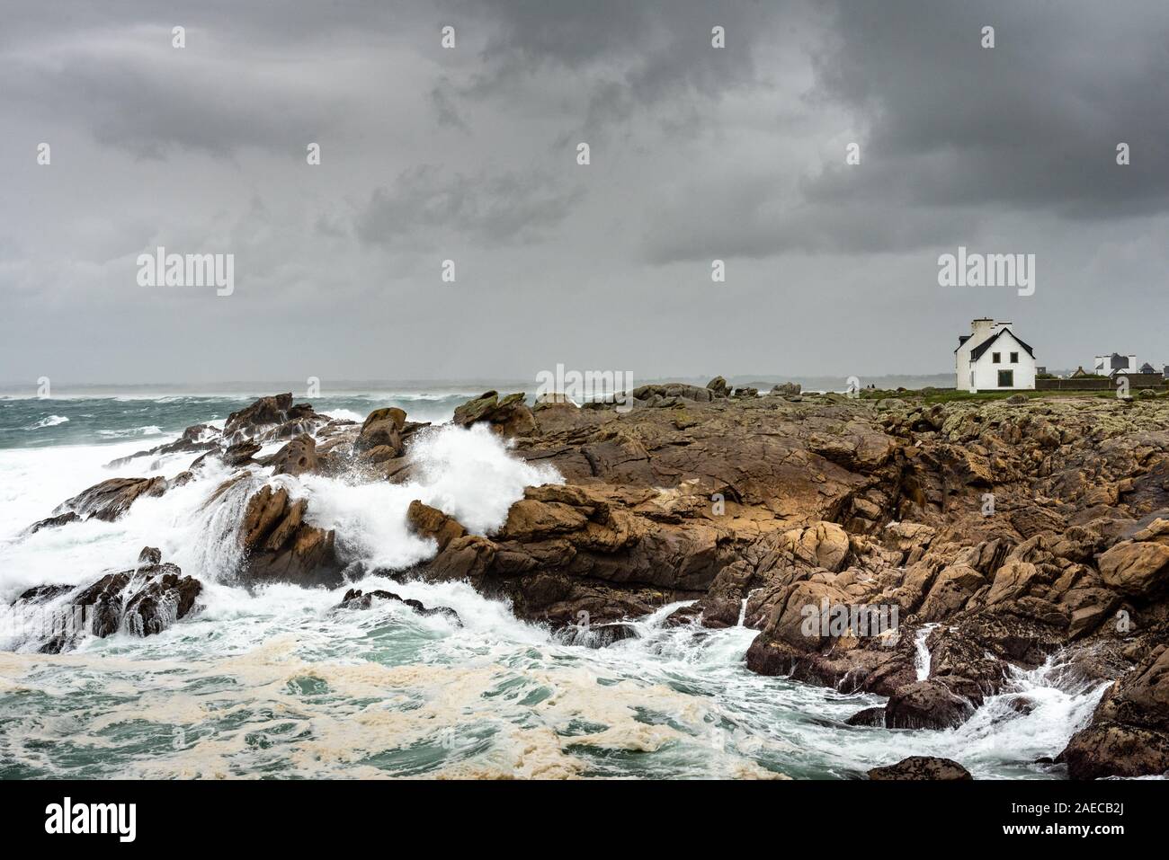 In riva al mare sotto la pioggia immagini e fotografie stock ad alta ...