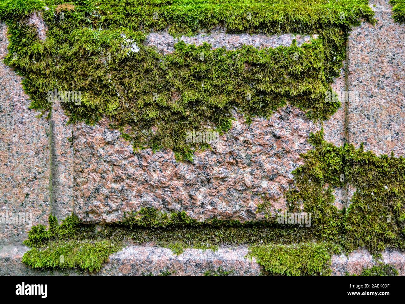 La texture della vecchia granito rosso muro di pietra con strati di ...