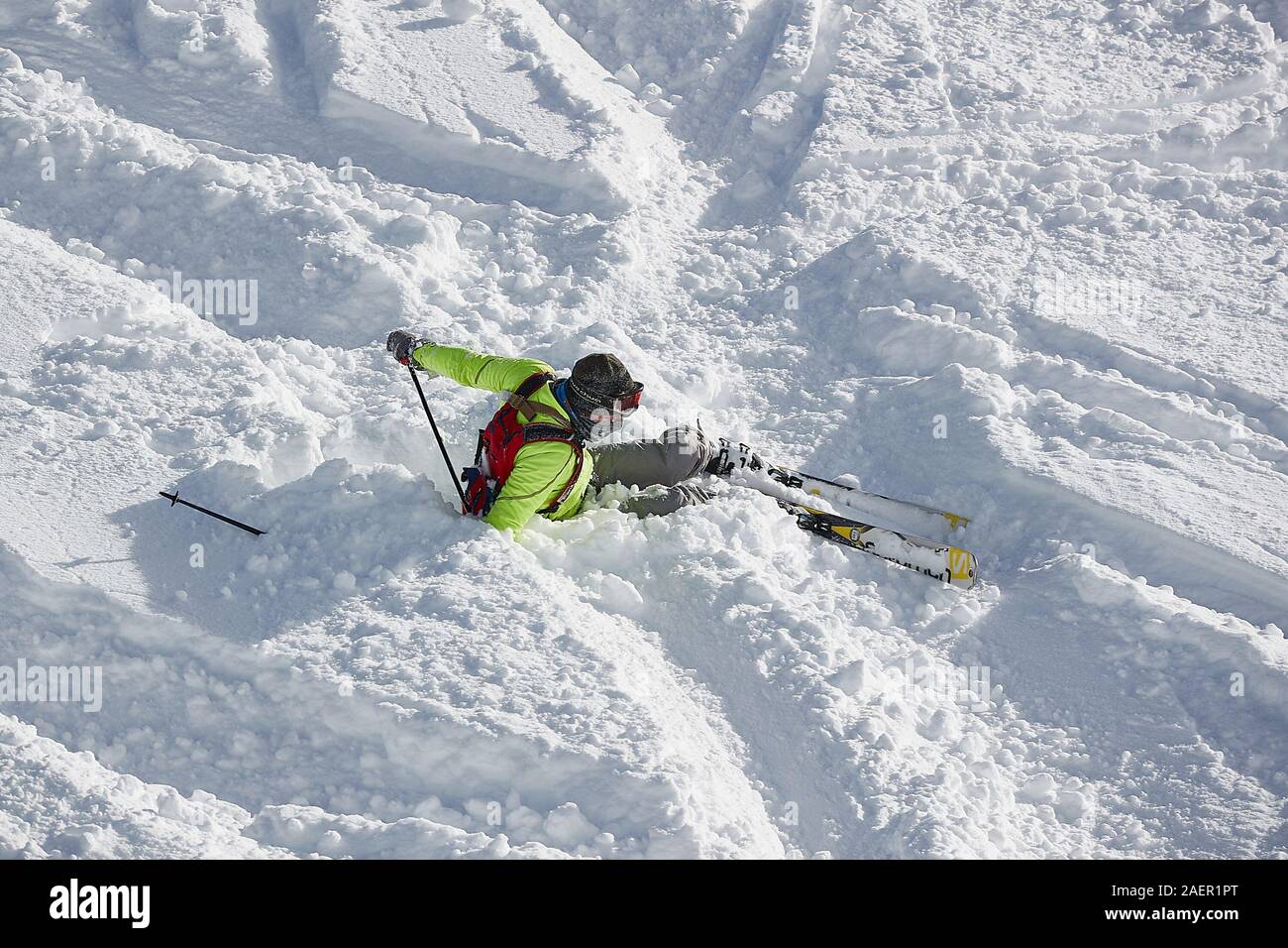 Sciare nella neve che cade immagini e fotografie stock ad alta ...