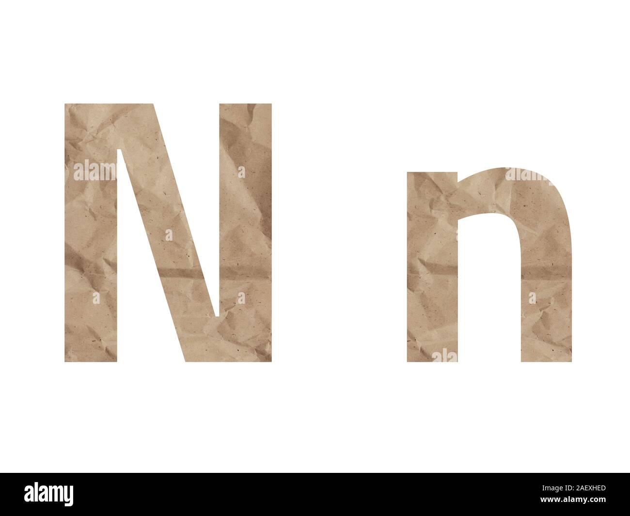 Lettera n alfabeto font lettring isolato su bianco. Crumpled carta da ...