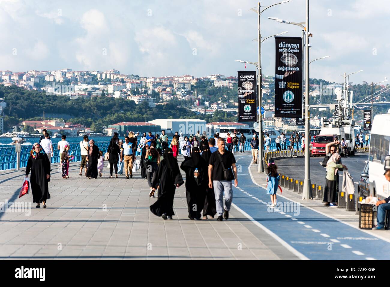 Le persone camminare lungo la Corniche park a Uskudar, Istanbul ...