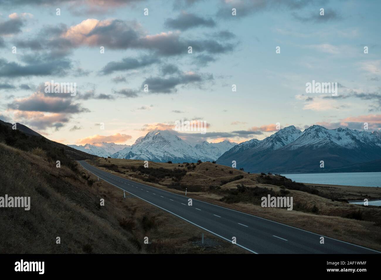 Scena sulla strada del mare immagini e fotografie stock ad alta ...