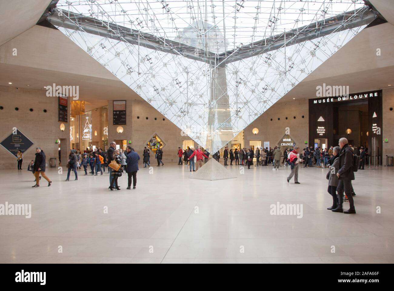 La metropolitana ingresso al museo del Louvre e la galleria in Le ...