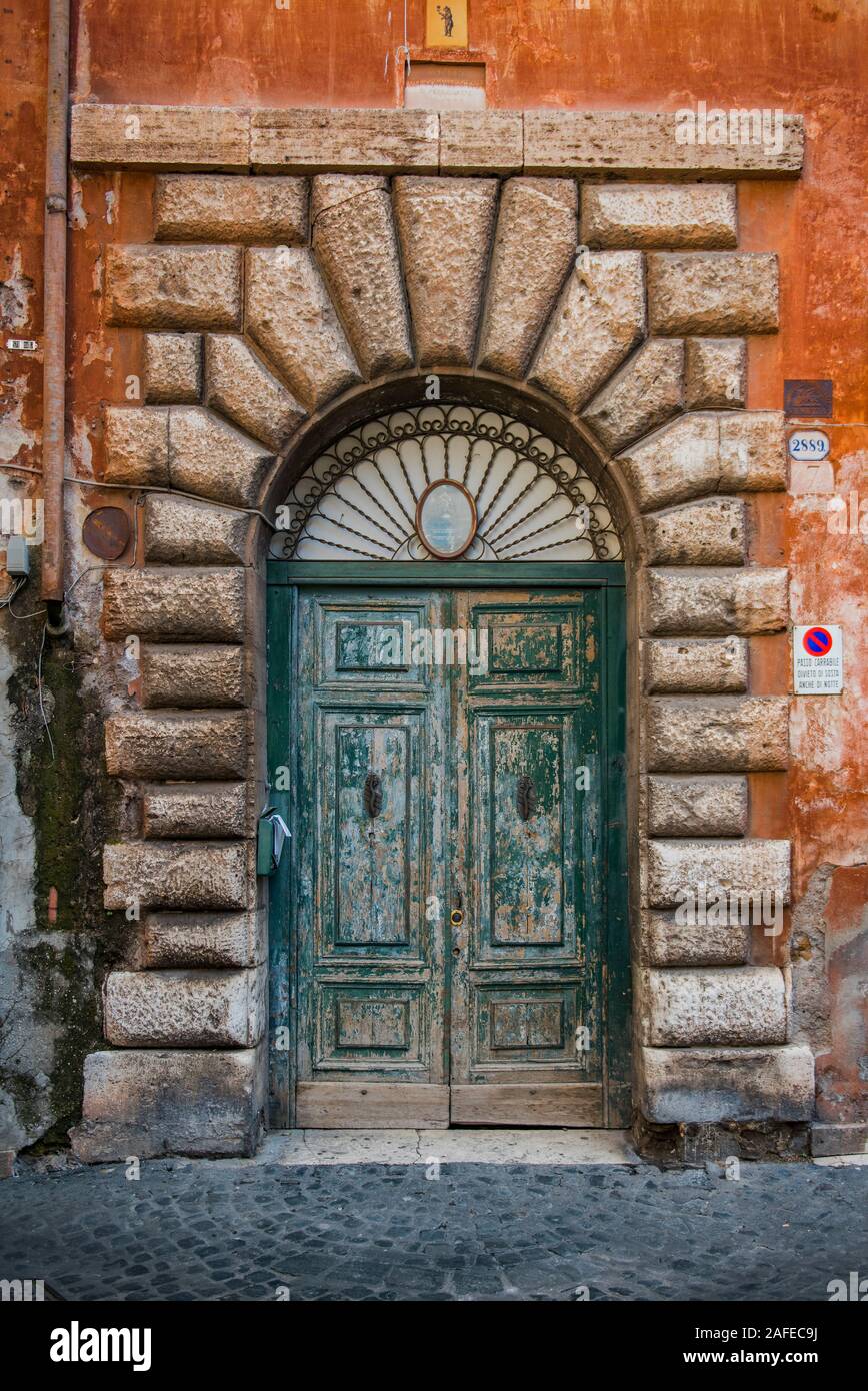 Antica porta a roma immagini e fotografie stock ad alta risoluzione - Alamy