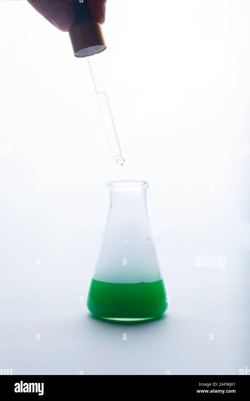 Pipetta, pipet, medicina dropper e bicchiere di laboratorio con liquido ...