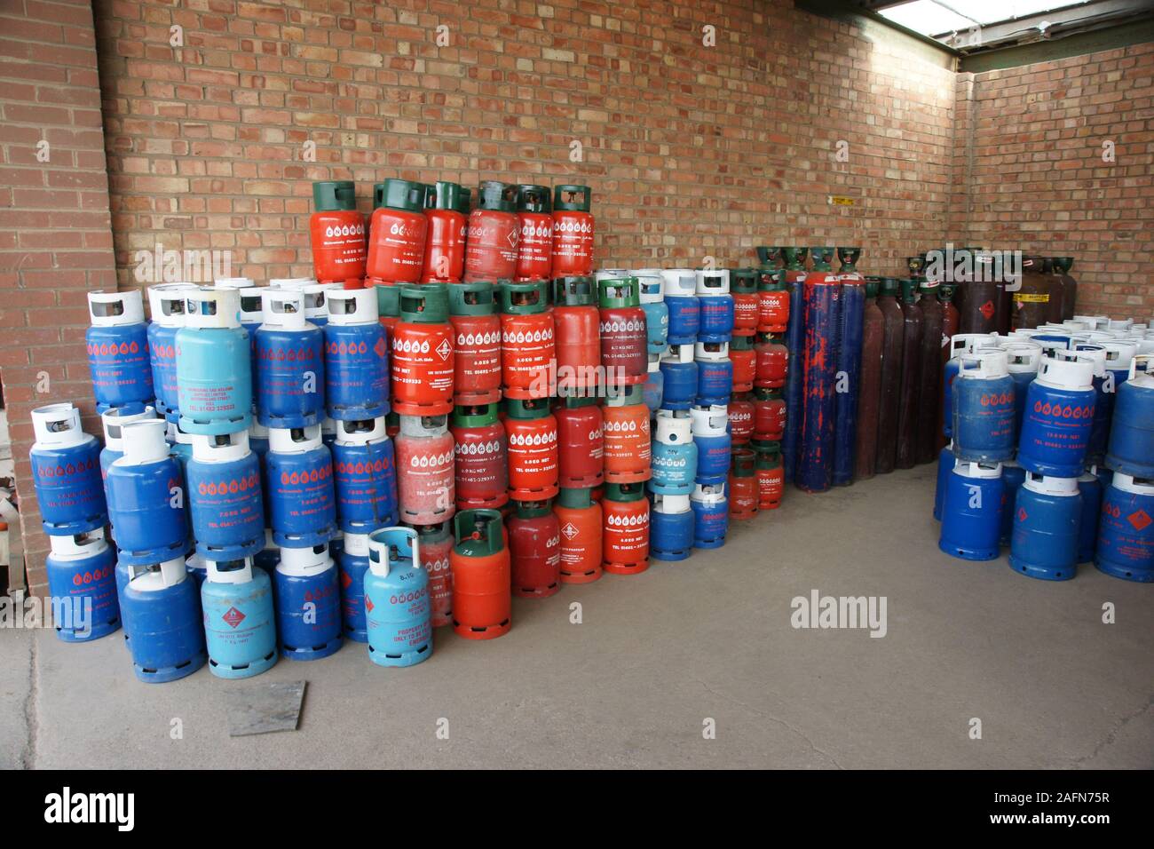 Contenitori cilindri gas compressi immagini e fotografie stock ad alta ...