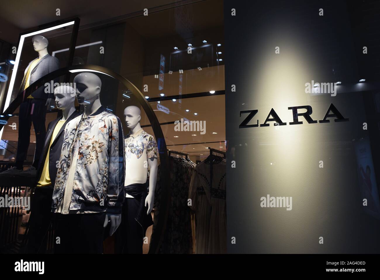 Zara shop window display immagini e fotografie stock ad alta ...