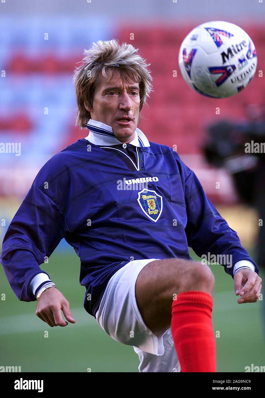 Sir rod stewart che gioca a calcio immagini e fotografie stock ad alta ...