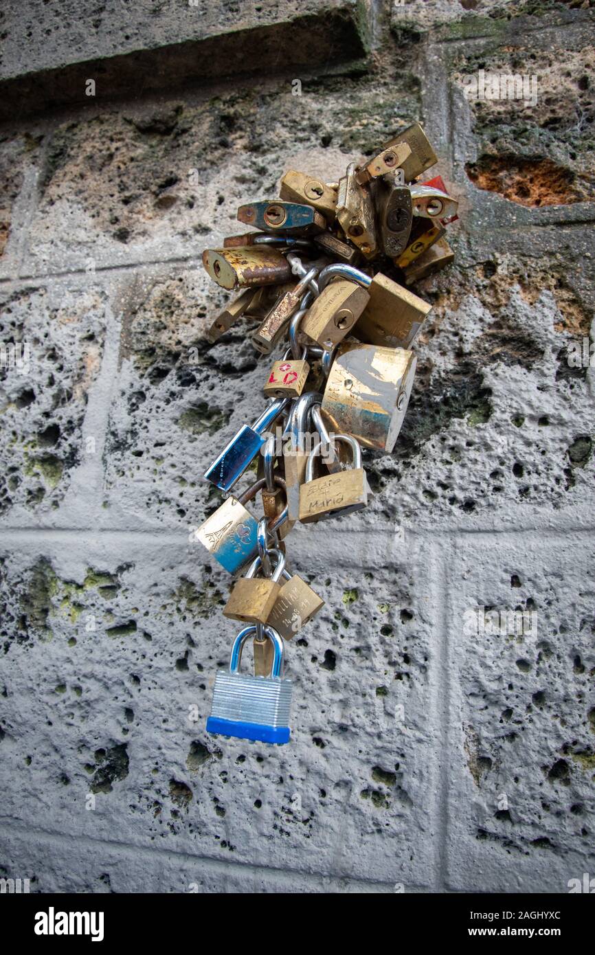 Scena di strada della pioggia di parigi immagini e fotografie stock ad ...