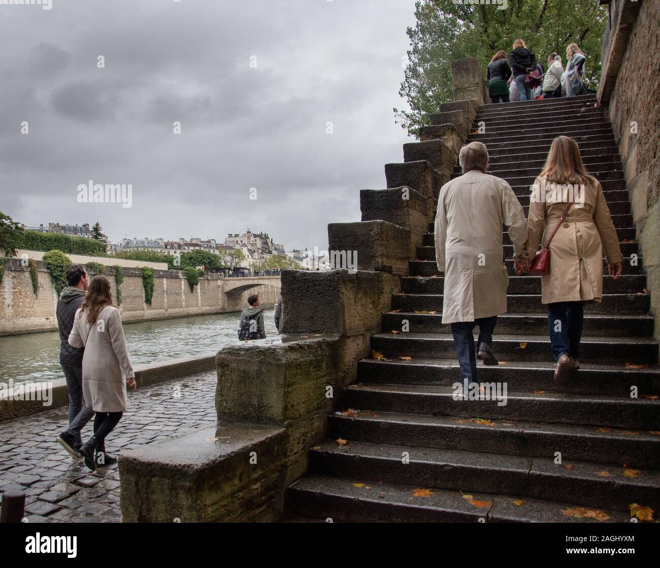 Scena di strada della pioggia di parigi immagini e fotografie stock ad ...
