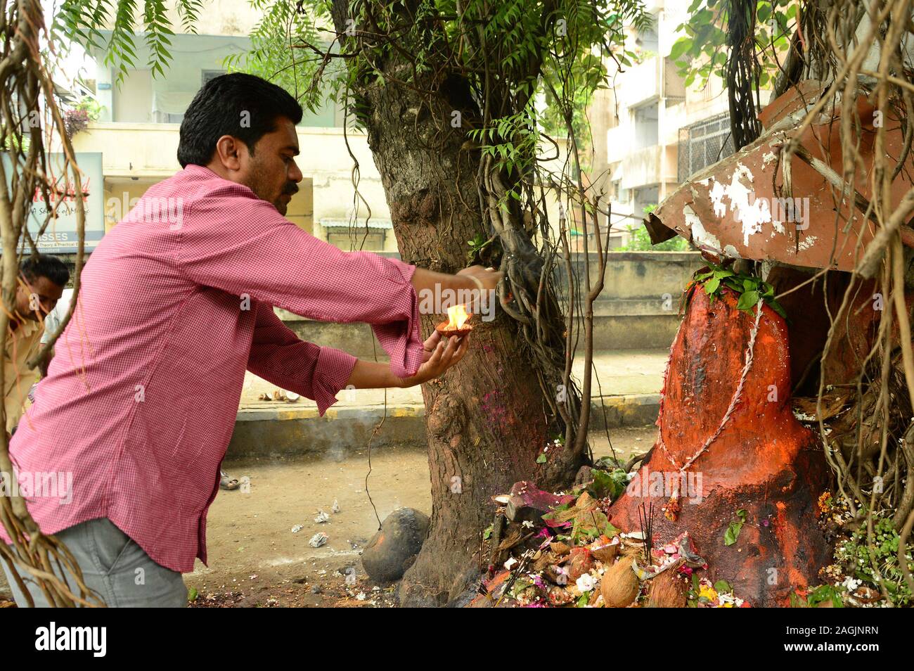 NAGPUR, Maharashtra, India - 01 agosto : persone il culto del dio ...