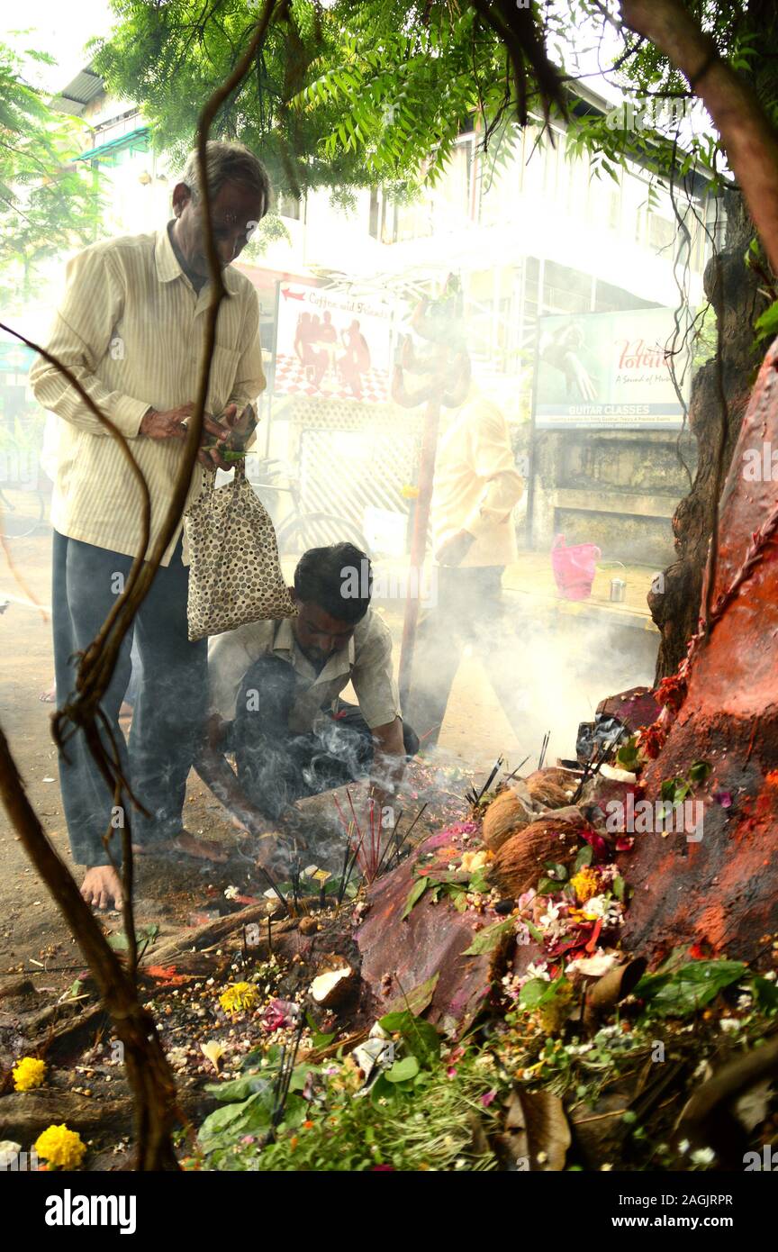 NAGPUR, Maharashtra, India - 01 agosto : persone il culto del dio ...