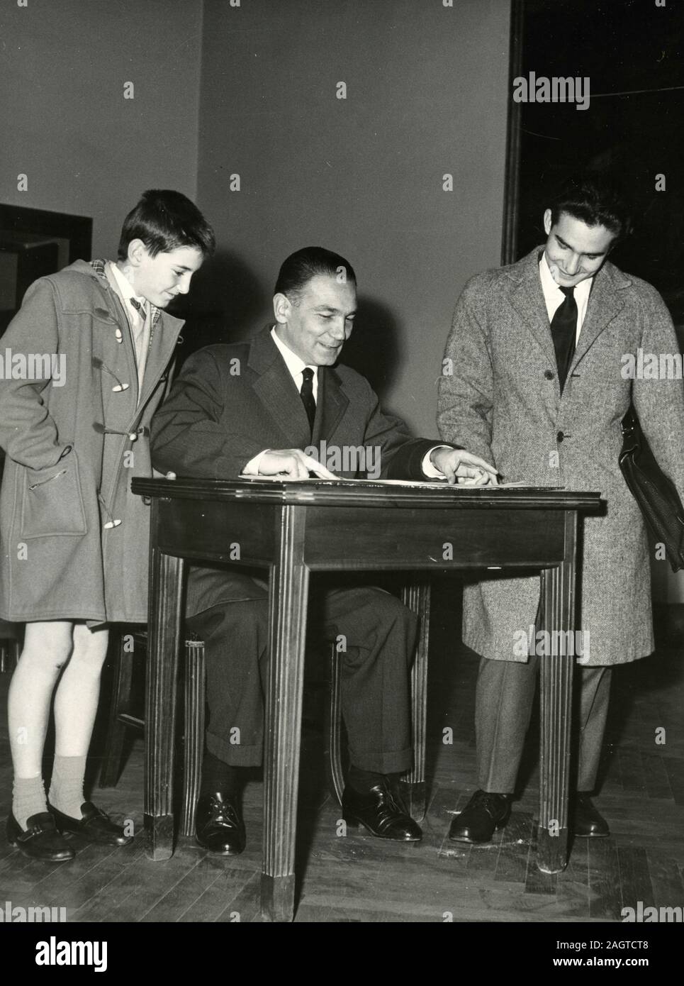 Politico italiano Mario Ferrari Aggradi con i suoi figli, Roma, Italia ...