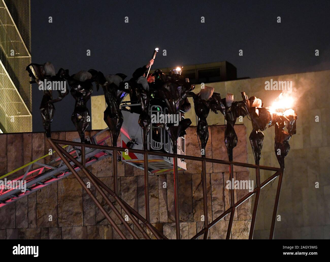 Monaco di Baviera, Germania. 22 Dic, 2019. La prima Hanukkah candela ...