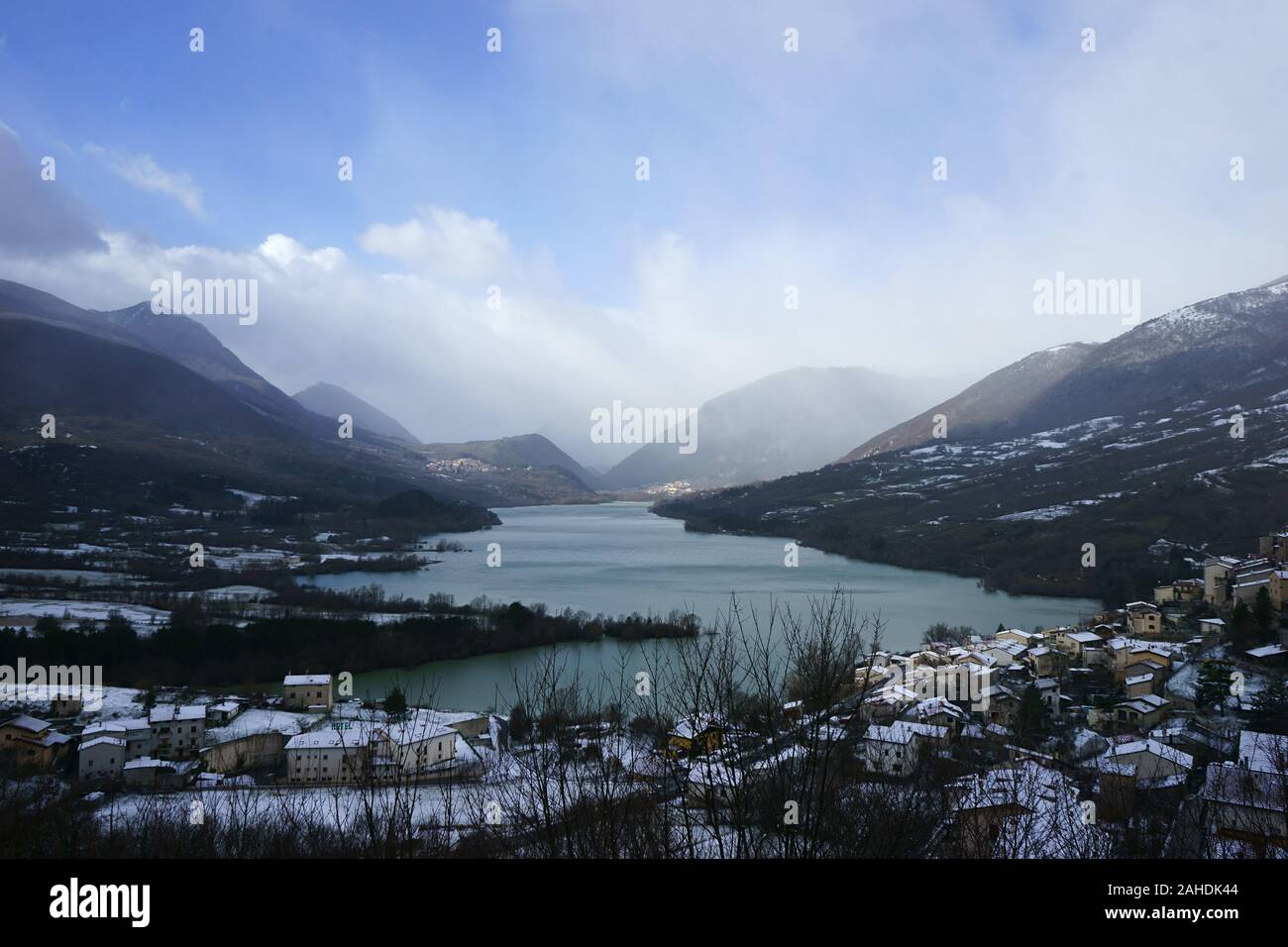 L'Italia, Abruzzo, Parco nazionale d'Abruzzo, il lago di Barrea e ...