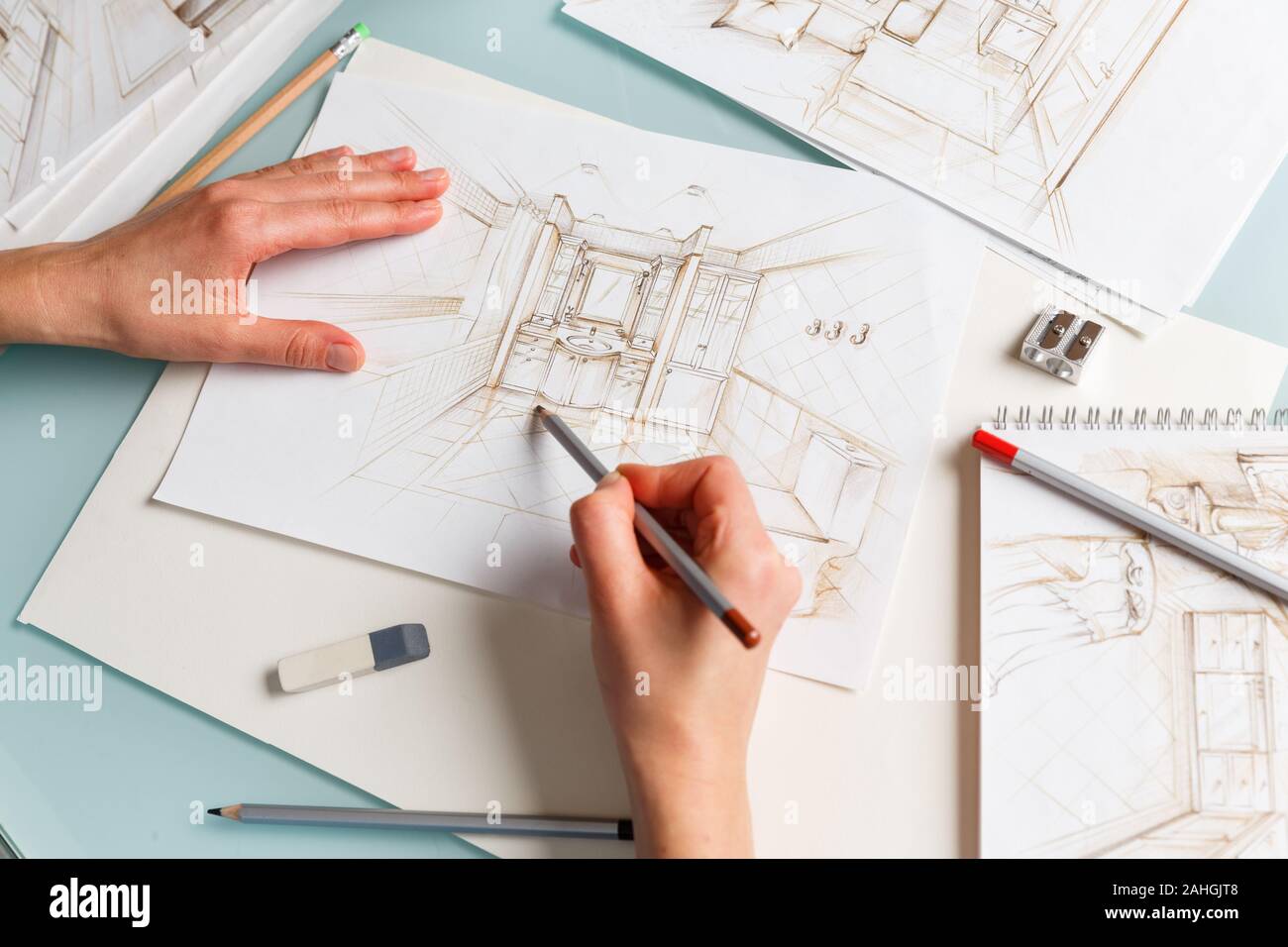 Interior designer facendo del disegno a mano schizzo a matita di un ...