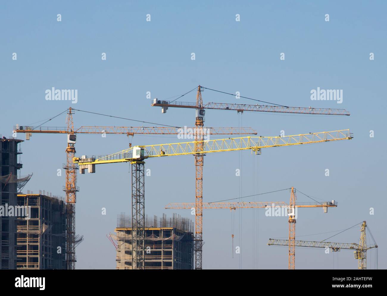 Gru a torre la costruzione di un nuovo edificio residenziale in ...
