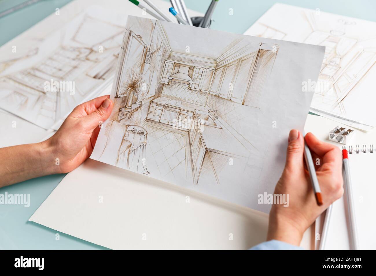 Interior designer azienda schizzo a matita di una cucina in un processo ...