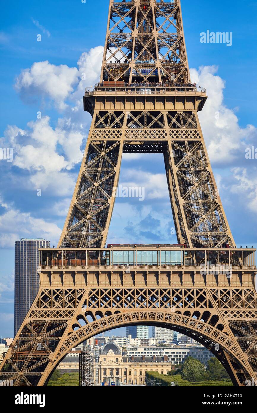Torre Eiffel Verticale Immagini e Fotos Stock - Alamy